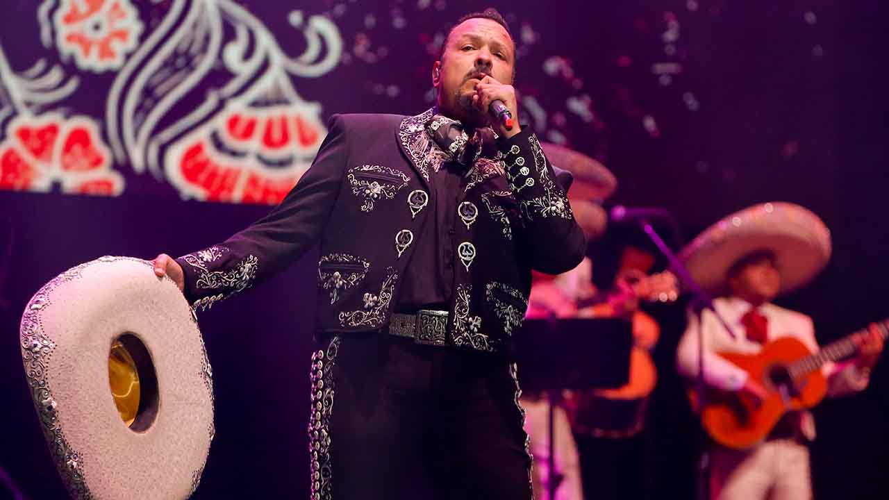 Pepe Aguilar remece conciencias con su versión de “Y arriba quemando el ...