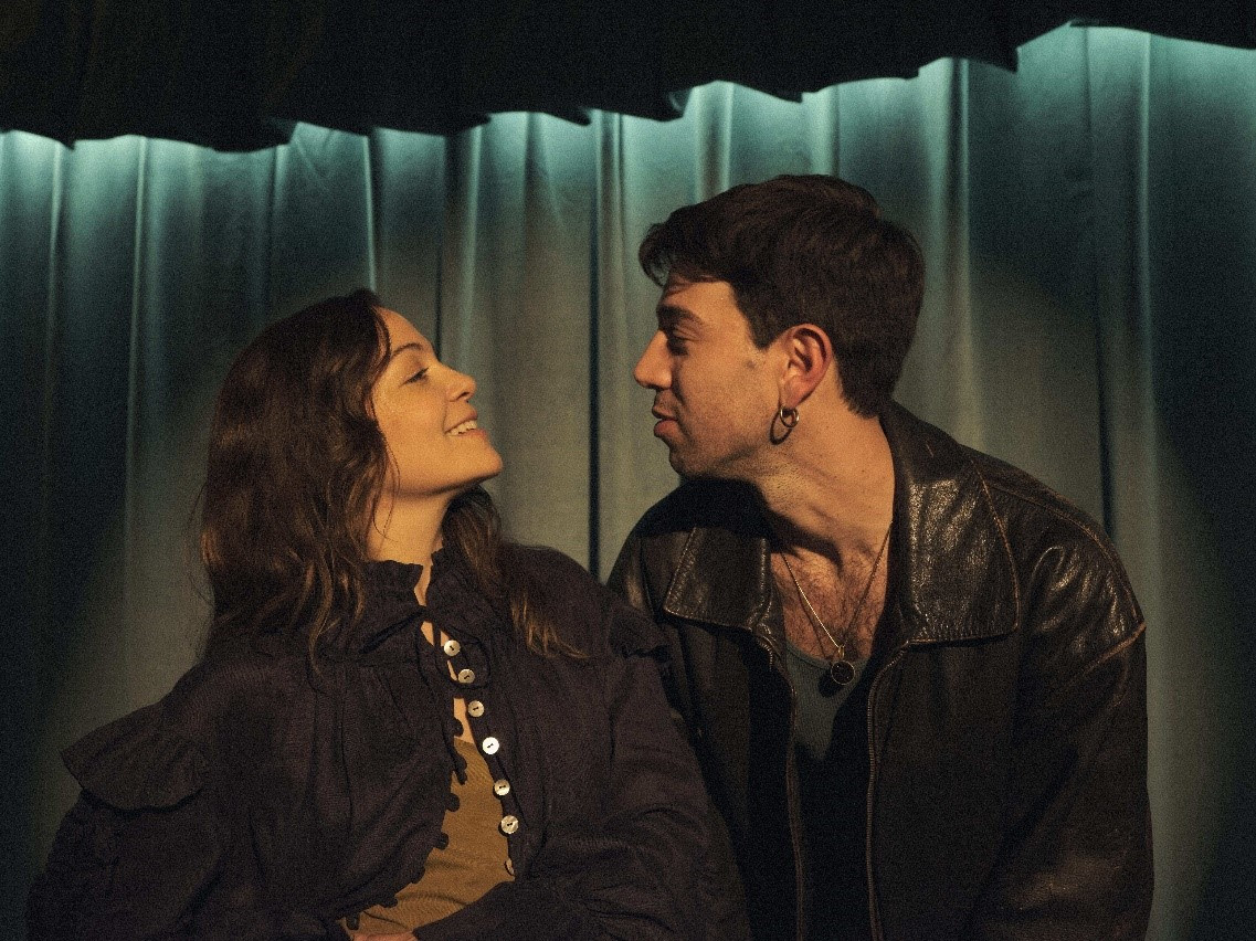 Conociendo Rusia y Natalia Lafourcade presentan Cinco Horas Menos ...